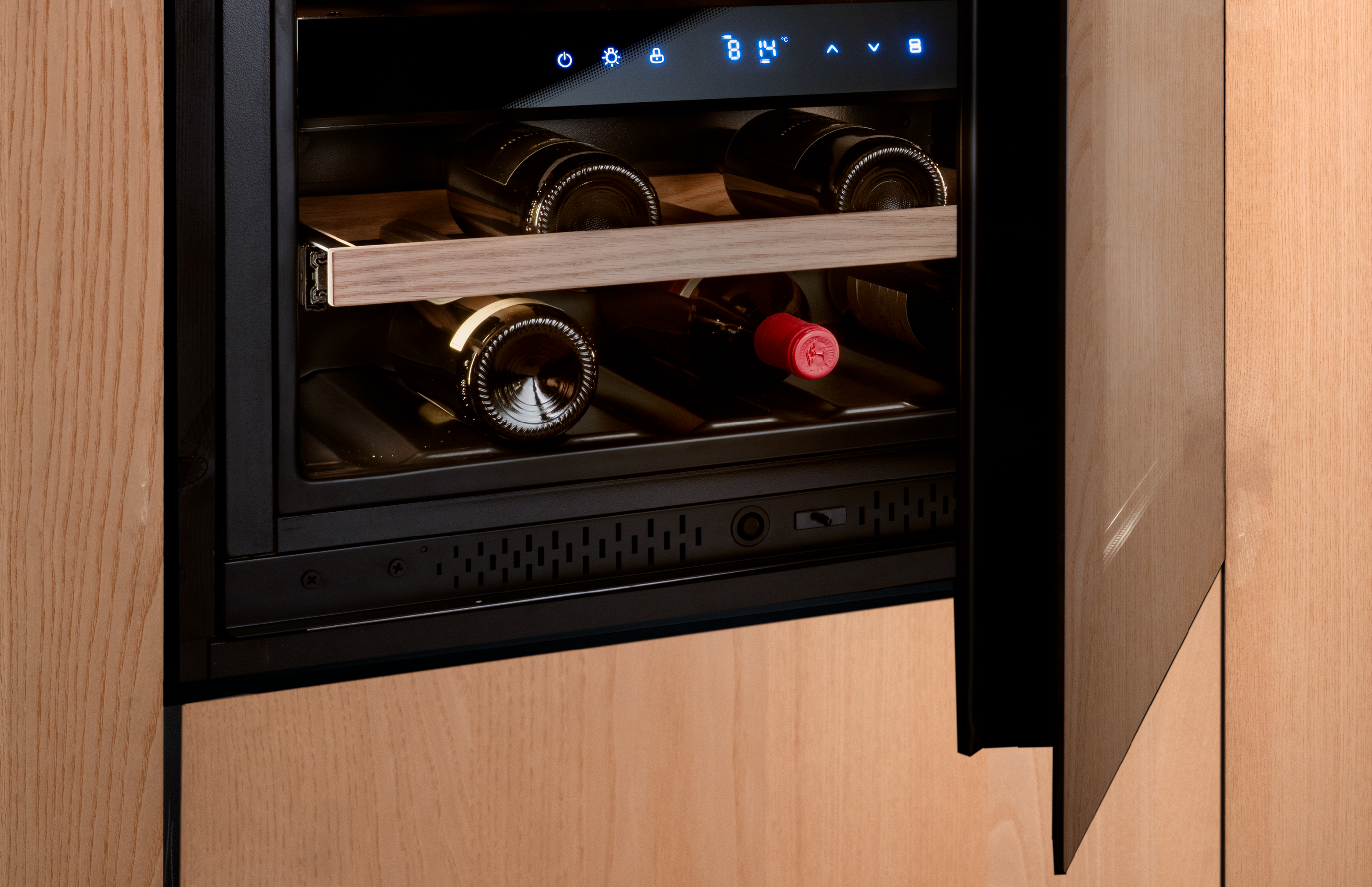 60x60 cm Built-in Wine Column, Push to Open Door | Bertazzoni